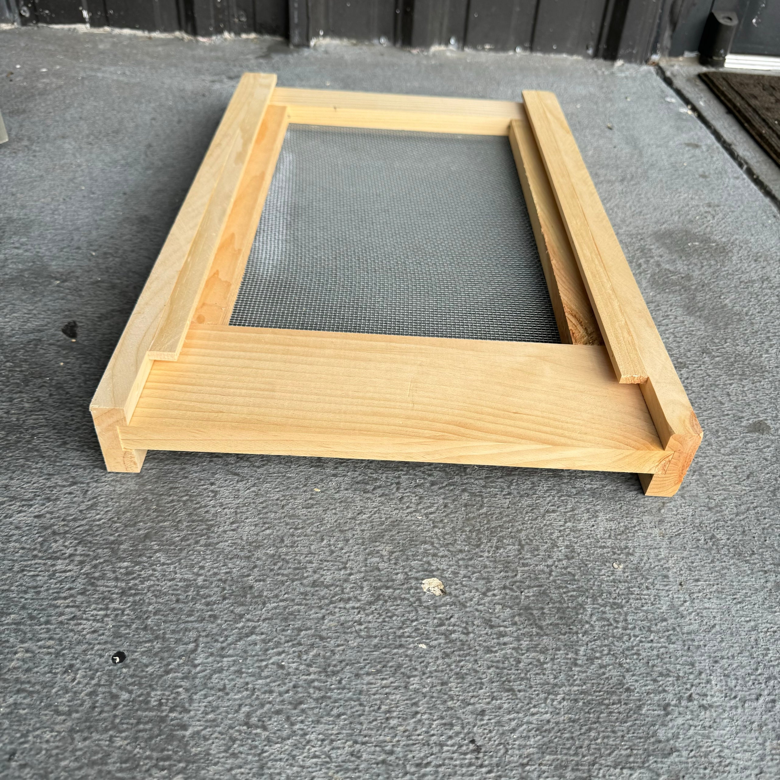 8-frame Screened Bottom Board | Bee and Comb